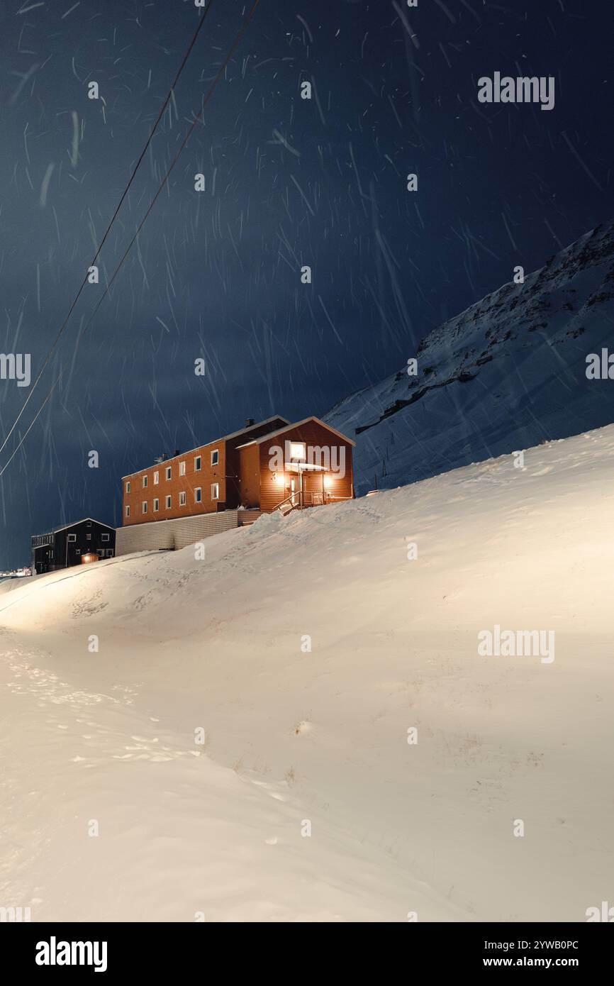 Miner's cabin building in the snow at night in Nybyen, Longyearbyen ...