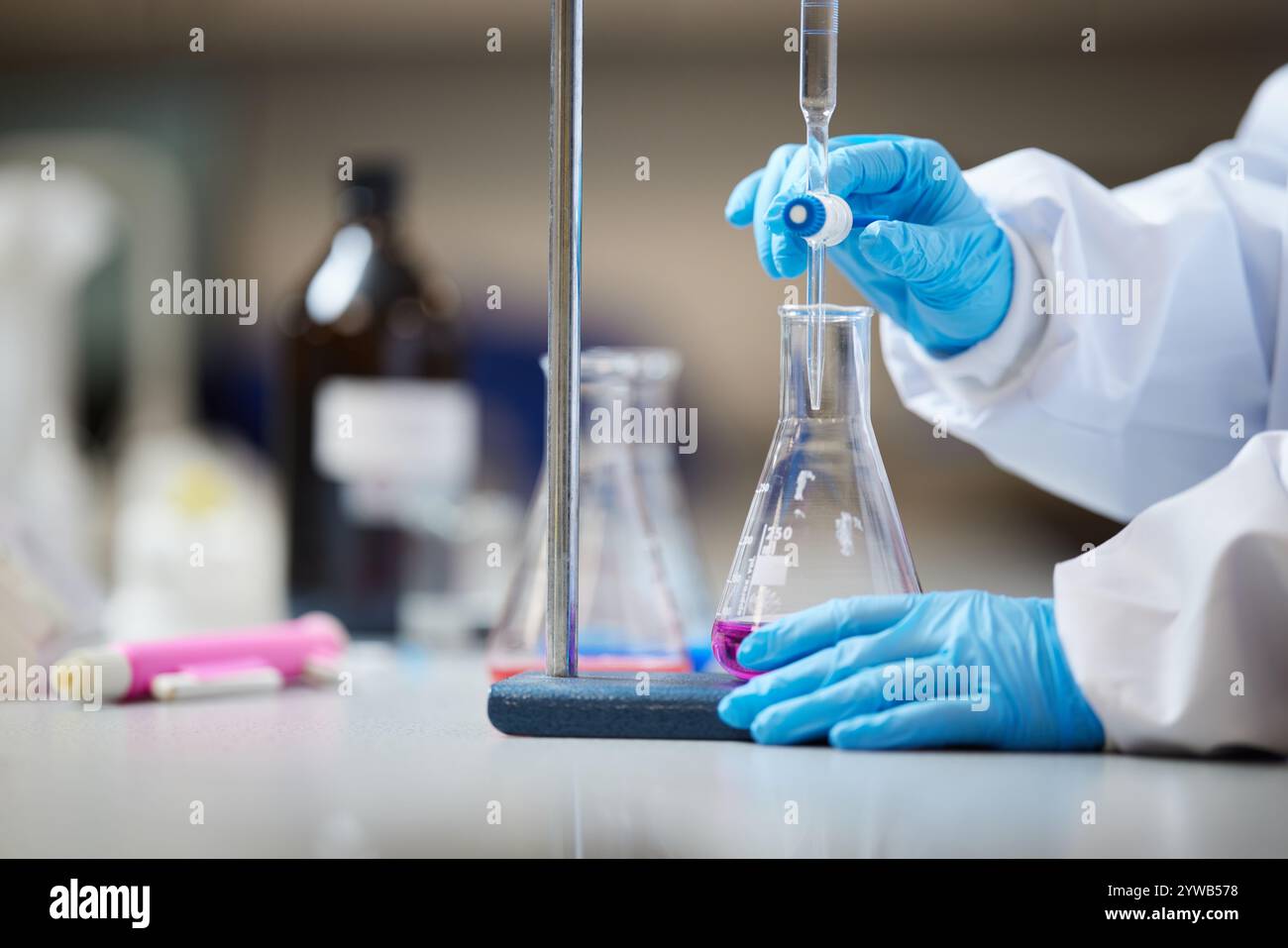 science experiment in a school classroom Stock Photo - Alamy