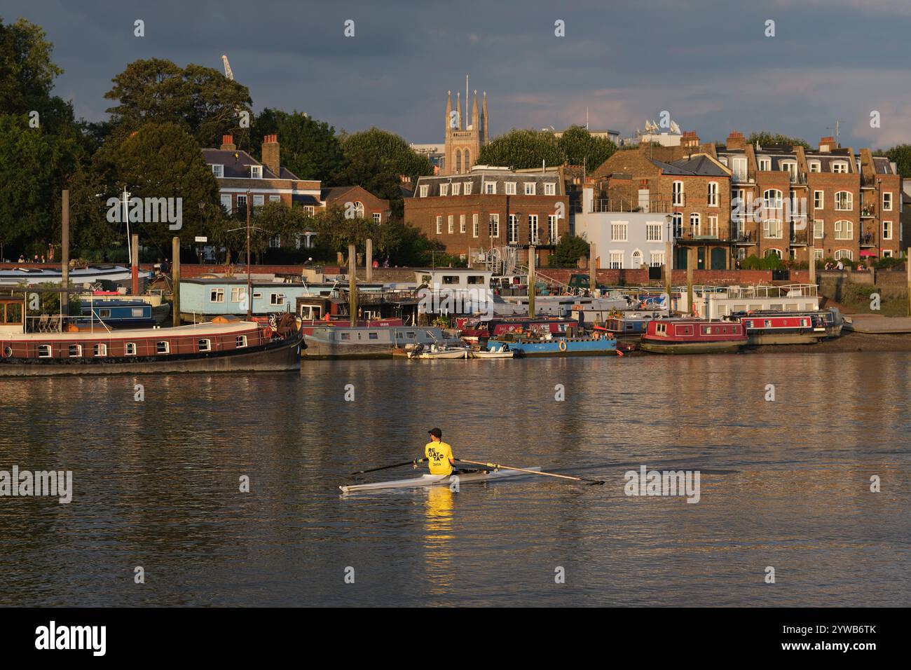 Chiswick bridge river thames hi-res stock photography and images - Alamy