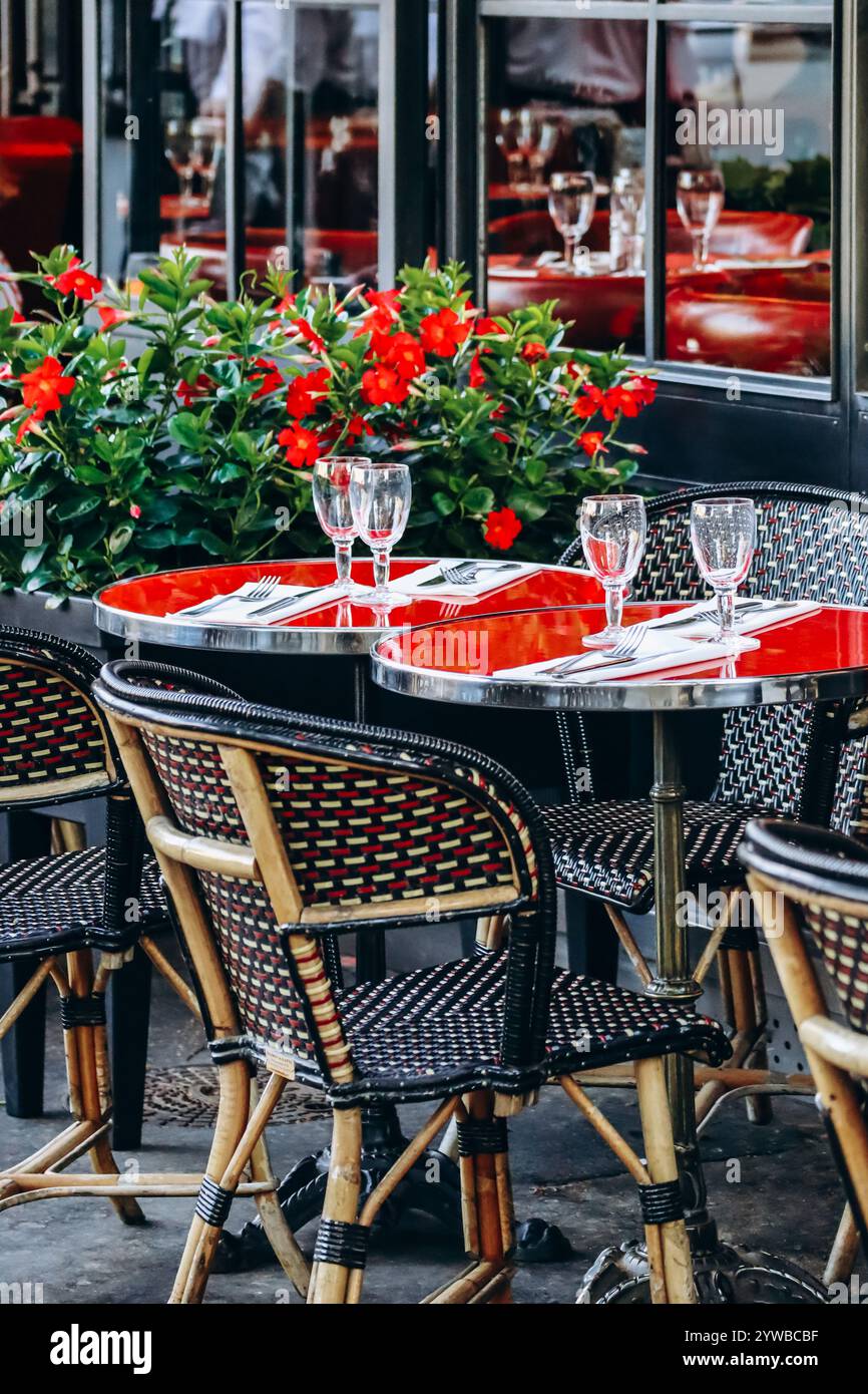 Terrace of a Parisian restaurant with red tables and red flowers Stock ...