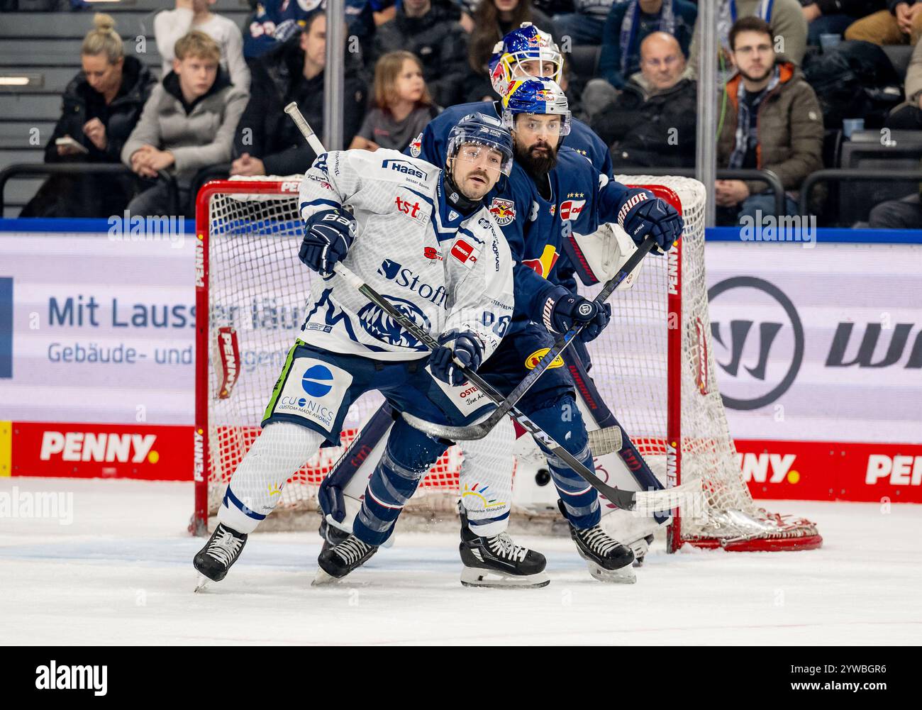 Dominik Bittner (EHC Red Bull Muenchen, #3) verteidigt gegen Skyler ...