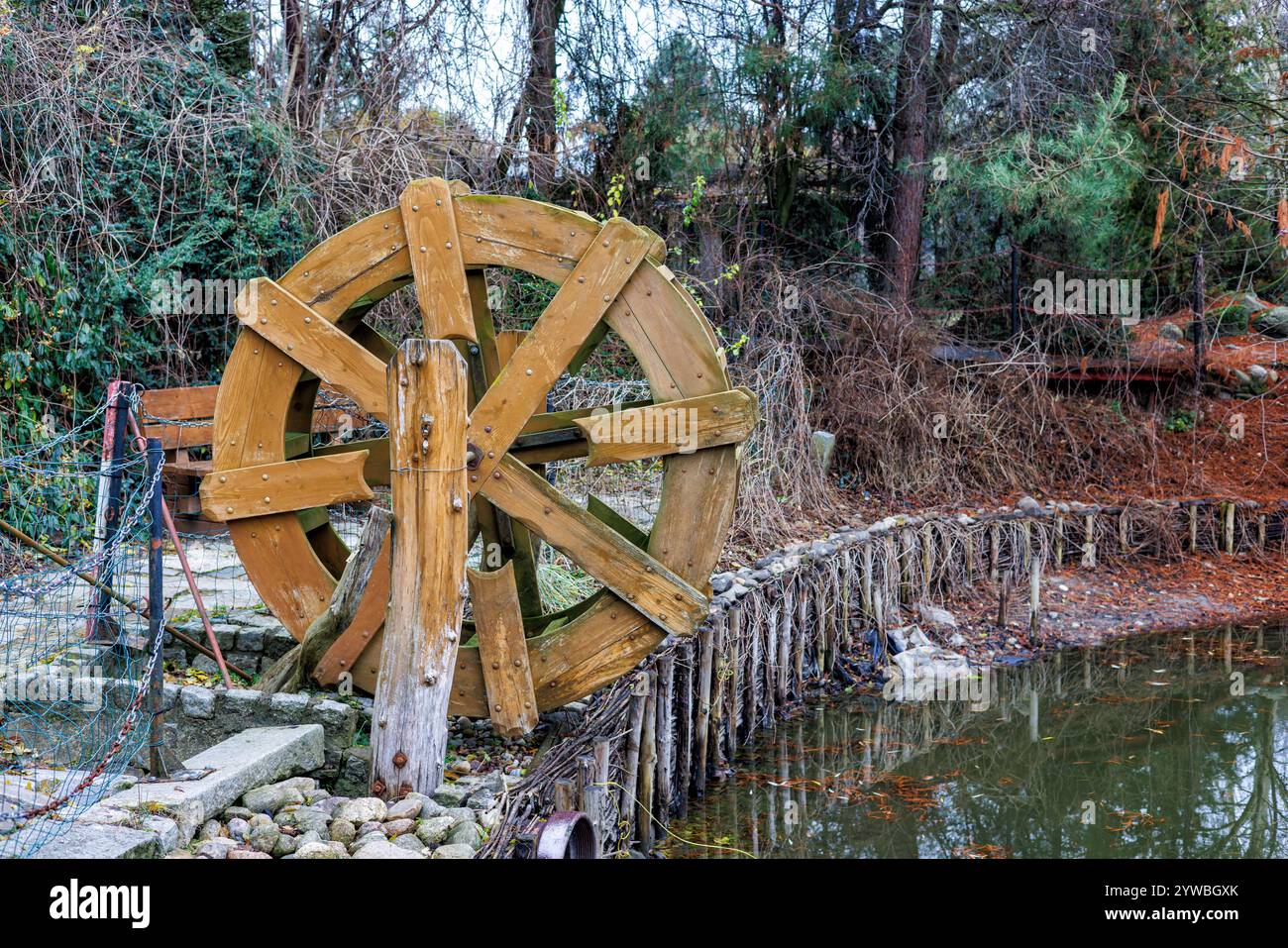 Old fashioned waterwheel hi-res stock photography and images - Alamy
