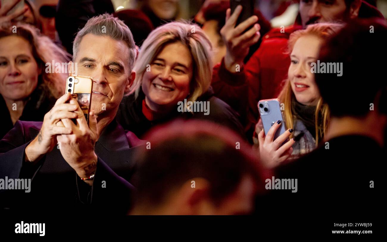 AMSTERDAM - Robbie Williams on the carpet during the premiere at Royal ...