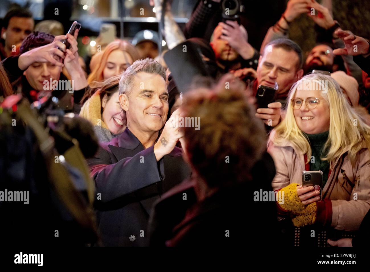 AMSTERDAM - Robbie Williams on the carpet during the premiere at Royal ...