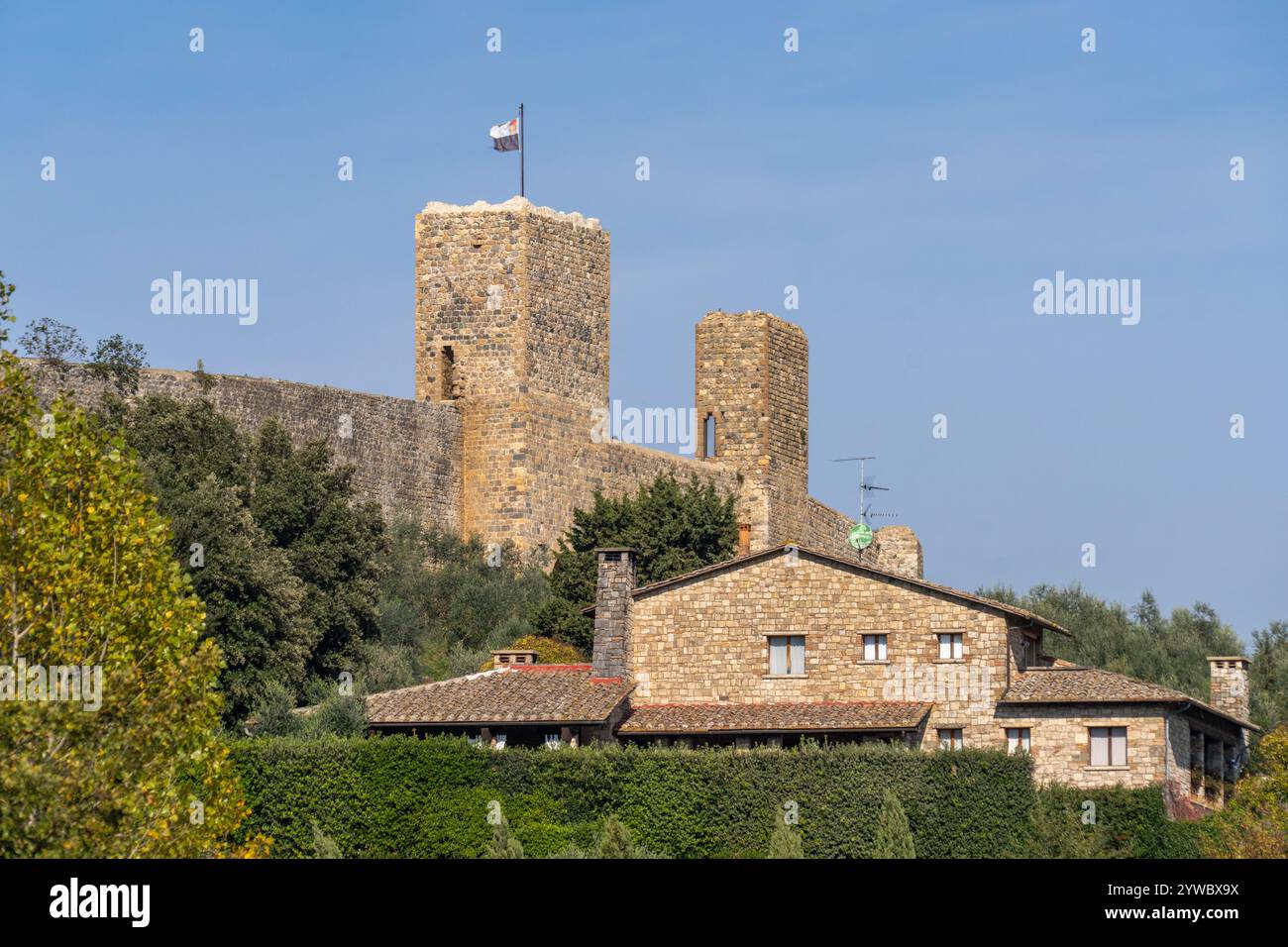 Watchtowers on the wall of the medieval town of Monteriggioni, Sienna ...