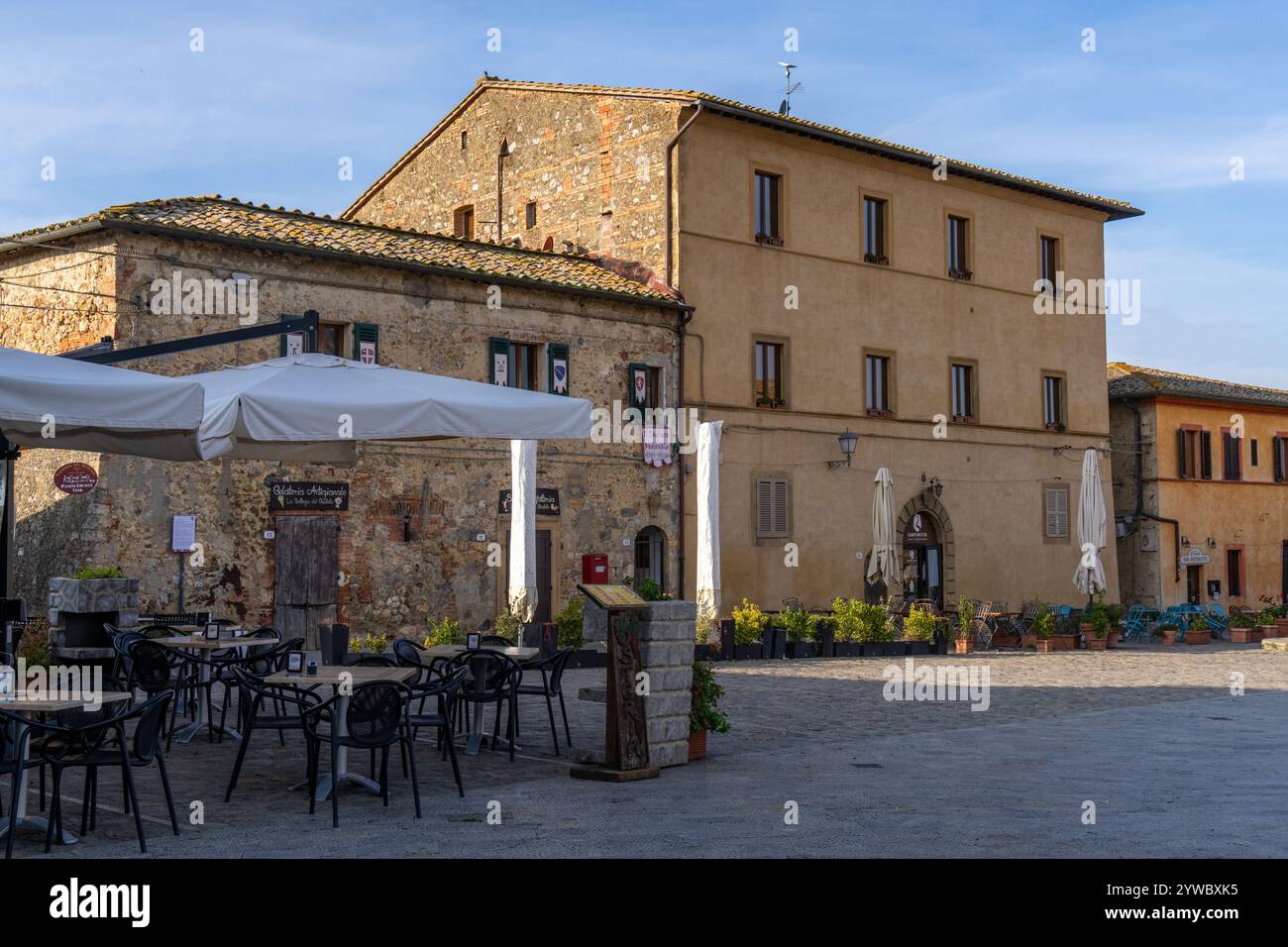 The Piazza Roma in the medieval walled town of Monteriggioni, Sienna ...