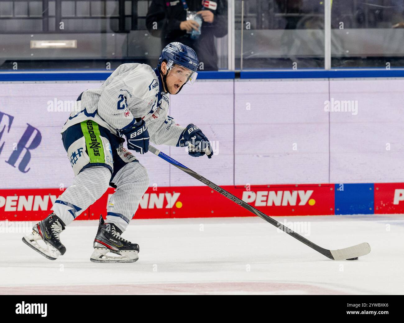 Mike Connolly (Straubing Tigers, #22). GER, EHC Red Bull Muenchen vs ...