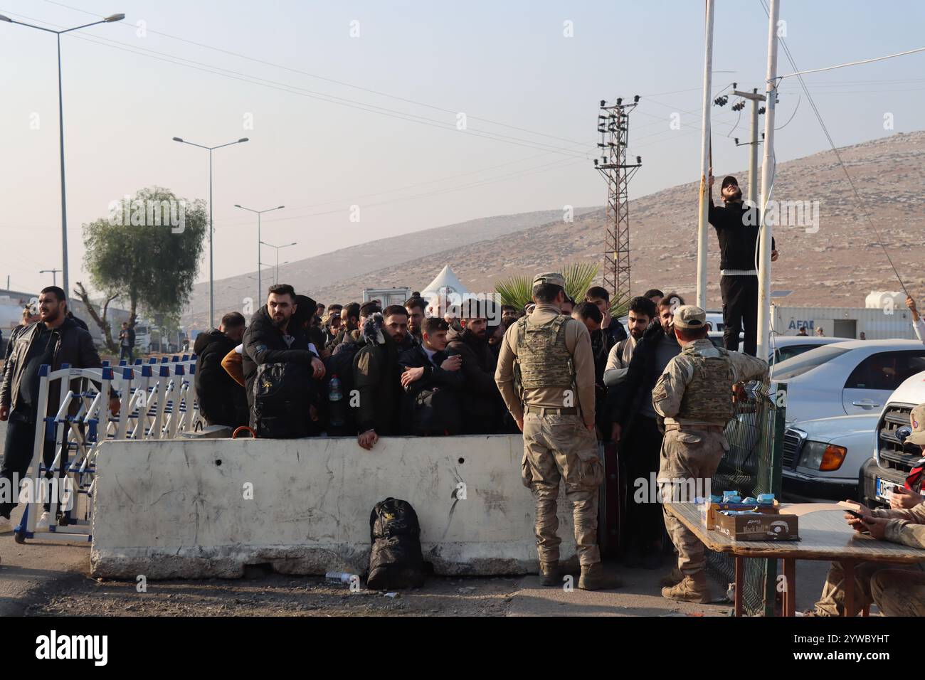 (241210) -- HATAY (T?RKIYE), Dec. 10, 2024 (Xinhua) -- Syrian people ...