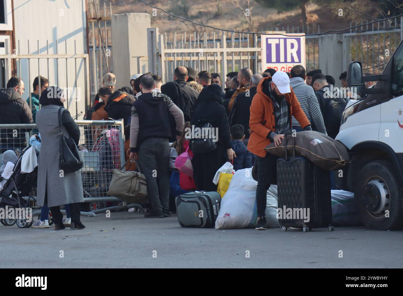 (241210) -- HATAY (T?RKIYE), Dec. 10, 2024 (Xinhua) -- Syrian people ...