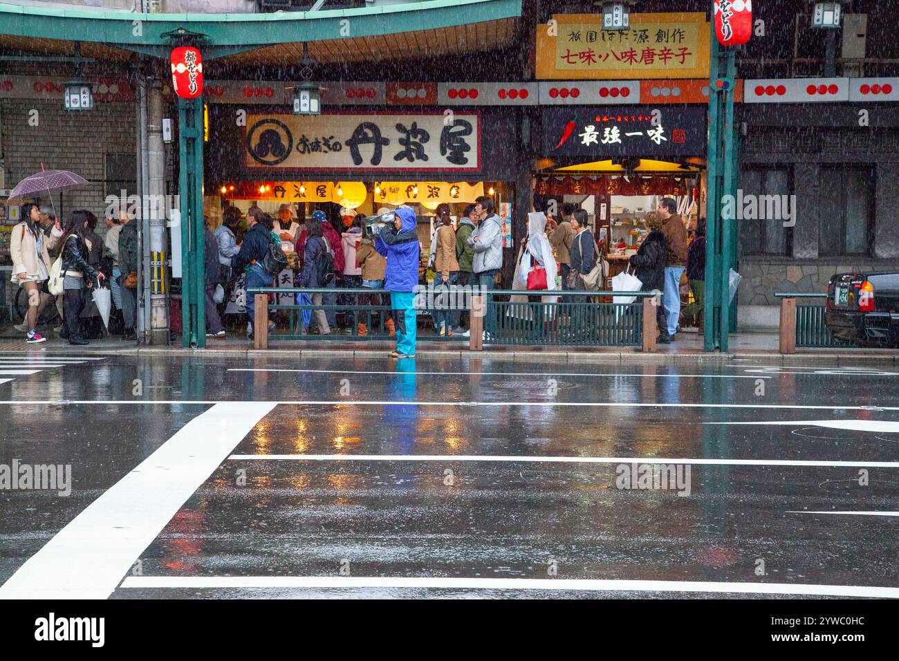 Scene with people and traffic on Shijo Street in downtown Gion, Kyoto ...