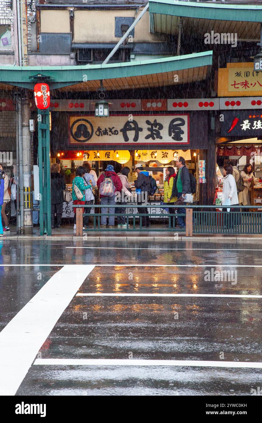 Scene with people and traffic on Shijo Street in downtown Gion, Kyoto ...