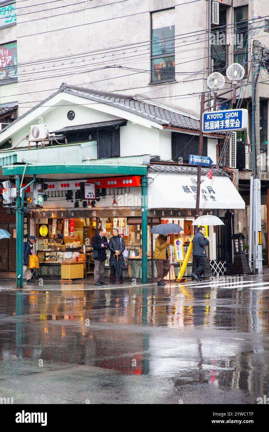 Scene with people and traffic on Shijo Street in downtown Gion, Kyoto ...