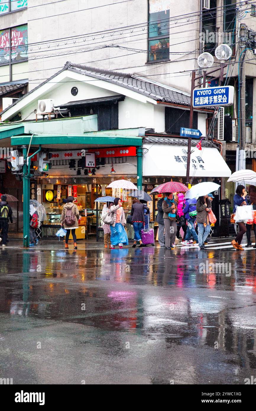 Scene with people and traffic on Shijo Street in downtown Gion, Kyoto ...
