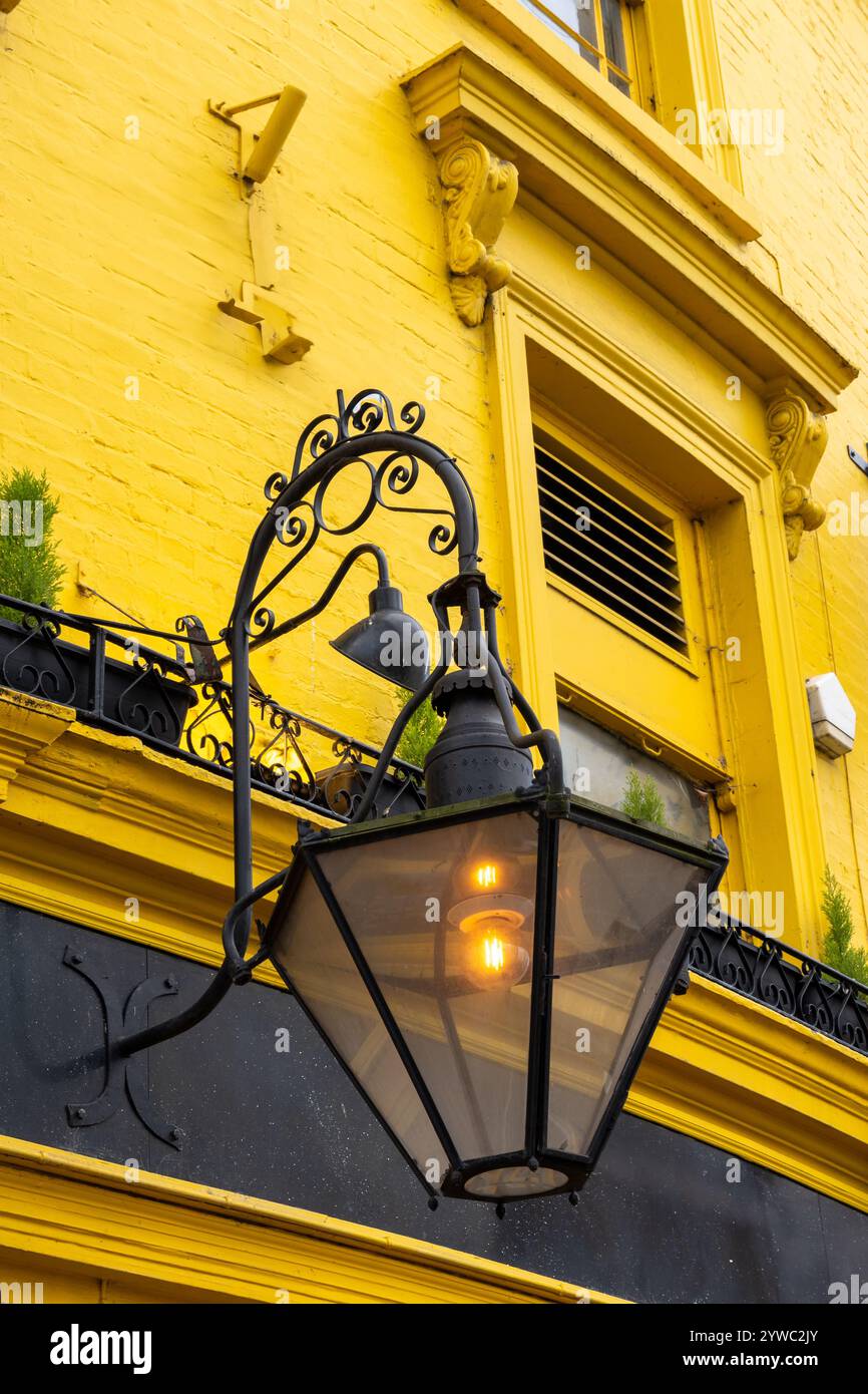 Touristic route on Notting Hill, walking on streets with colourful ...