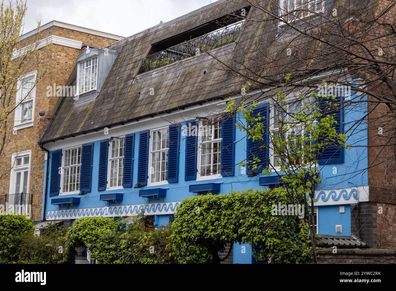 Touristic route on Notting Hill, walking on streets with colourful ...