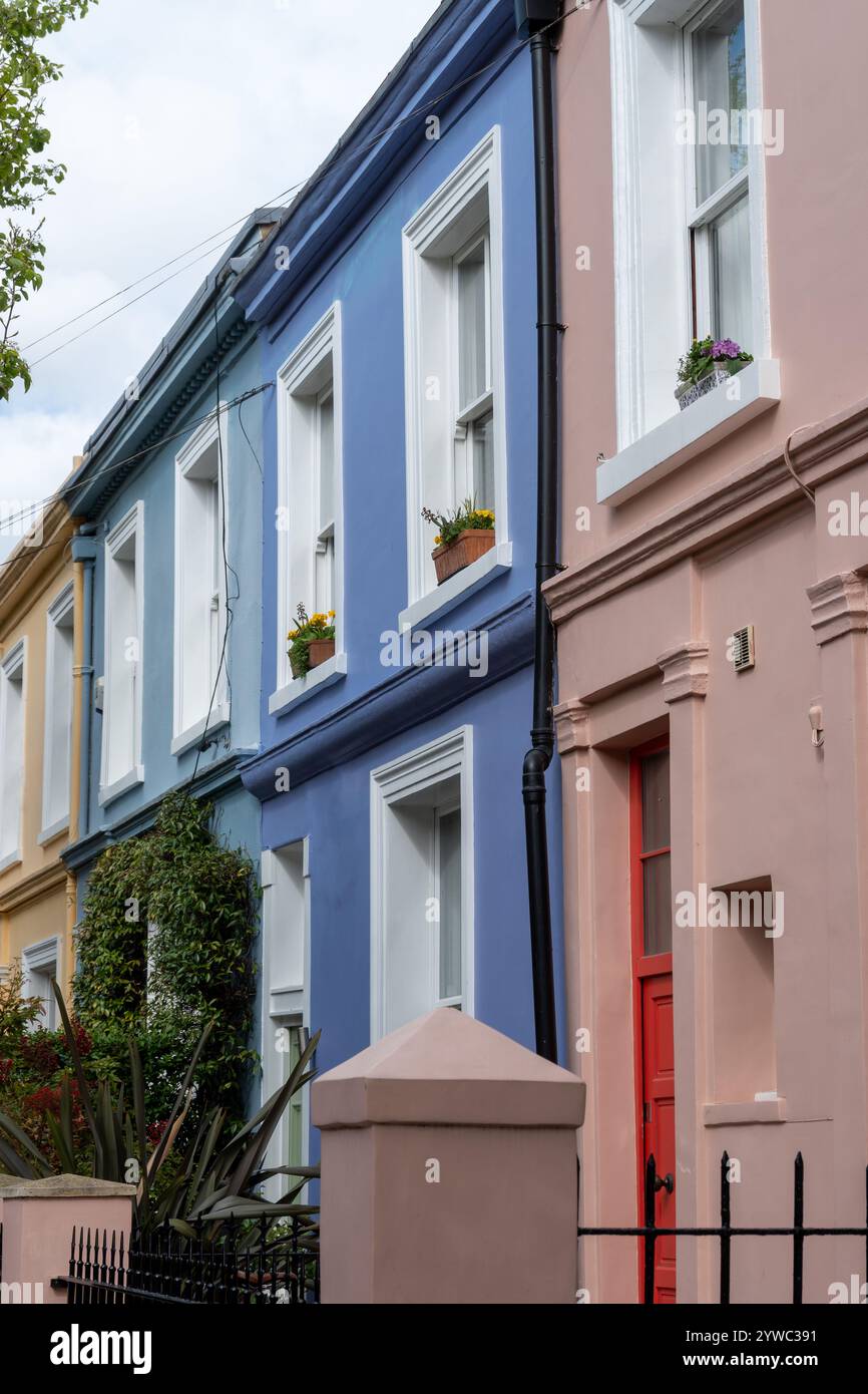 Touristic route on Notting Hill, walking on streets with colourful ...