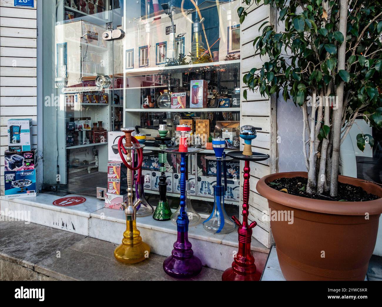 Hookah smoking hi-res stock photography and images - Alamy