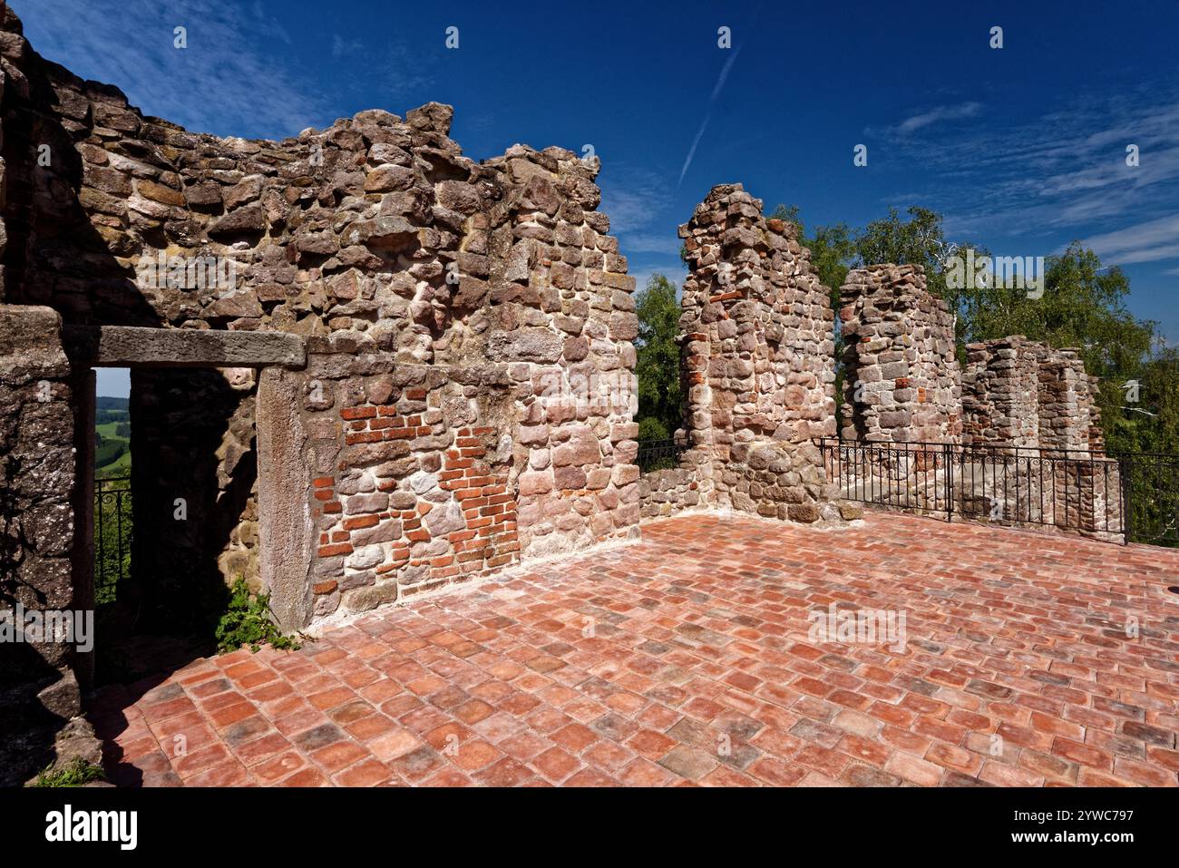 Zřícenina hradu Pecka / Pecka Castle Ruins Stock Photo - Alamy