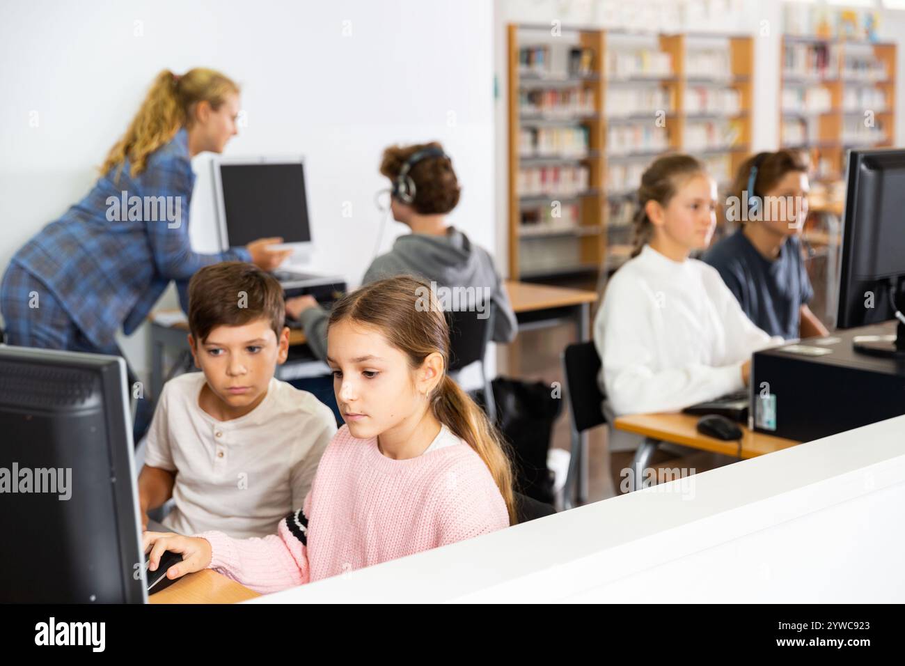 Teenagers in computer class Stock Photo - Alamy