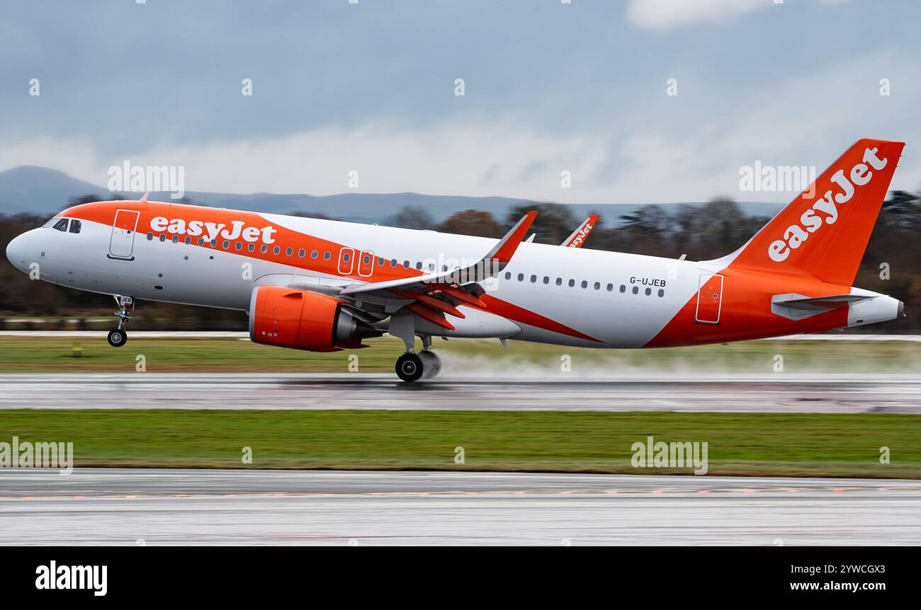 easyJet Airbus A320-251N G-UJEB lands at Manchester Airport, Monday 2nd ...