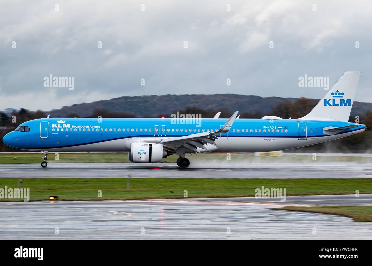 KLM Airbus A321-252NX PH-AXB lands at Manchester Airport, Monday 2nd ...