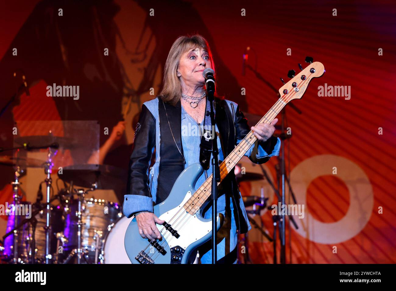 Sängerin Suzi Quatro bei ihrem Auftritt im Rahmen ihrer World Tour 2024 ...