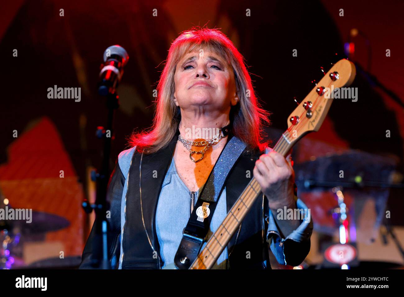Sängerin Suzi Quatro bei ihrem Auftritt im Rahmen ihrer World Tour 2024 ...
