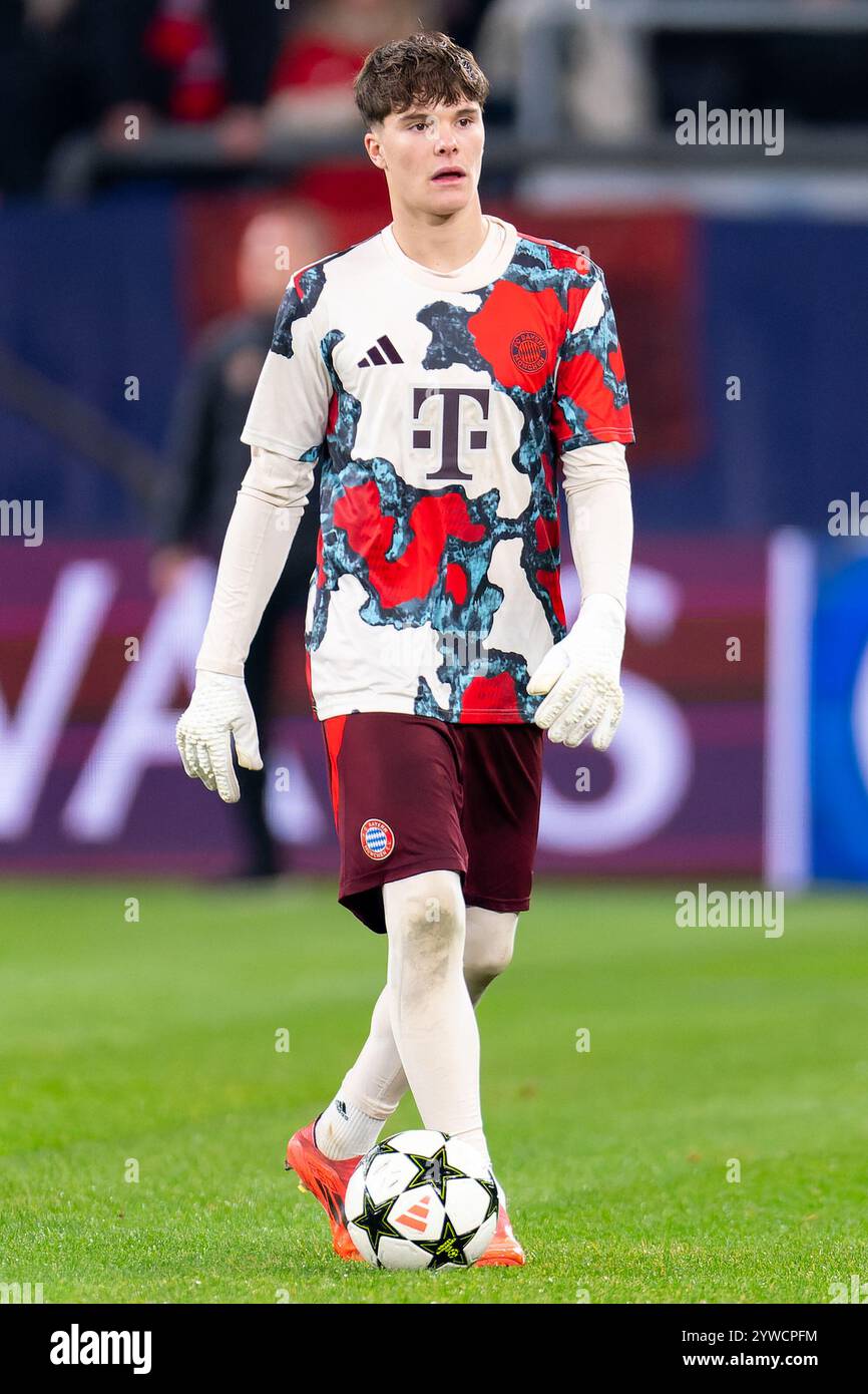 GELSENKIRCHEN, GERMANY - DECEMBER 10: Leon Klanac of FC Bayern Munchen ...