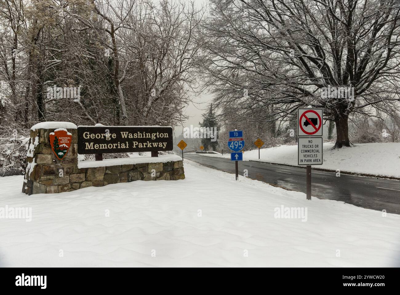 George Washington Memorial Parkway entrance during a winter snowfall ...