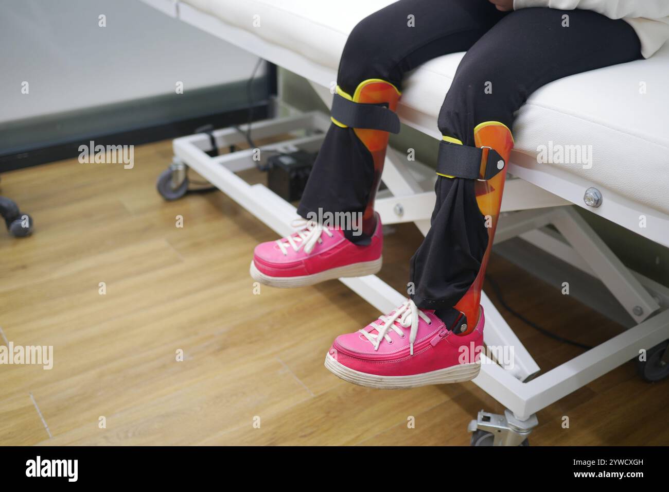 Leg braces kid hi-res stock photography and images - Alamy
