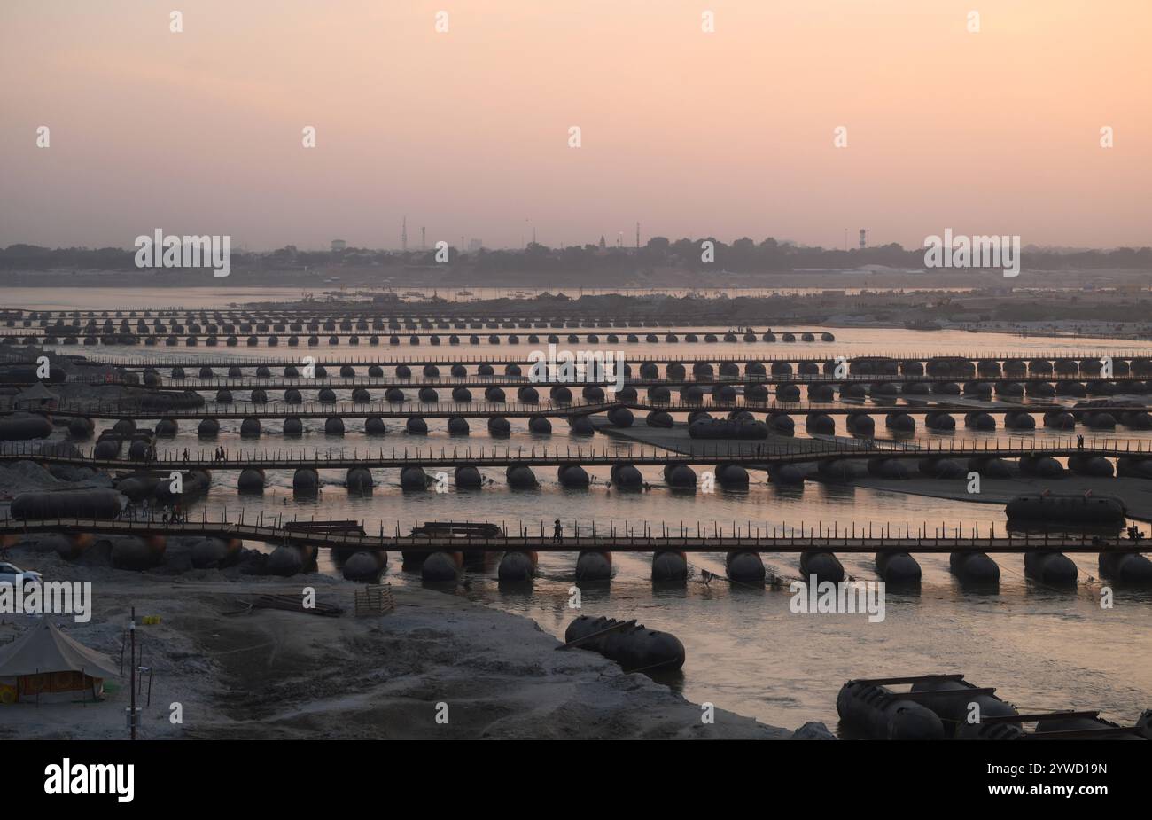 Prayagraj, India. 06th Dec, 2024. PRAYAGRAJ, INDIA - DECEMBER 10: Floating pontoon bridges are ...