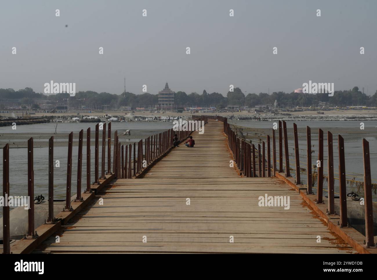 Prayagraj, India. 07th Dec, 2024. PRAYAGRAJ, INDIA - DECEMBER 10: Floating pontoon bridges are ...