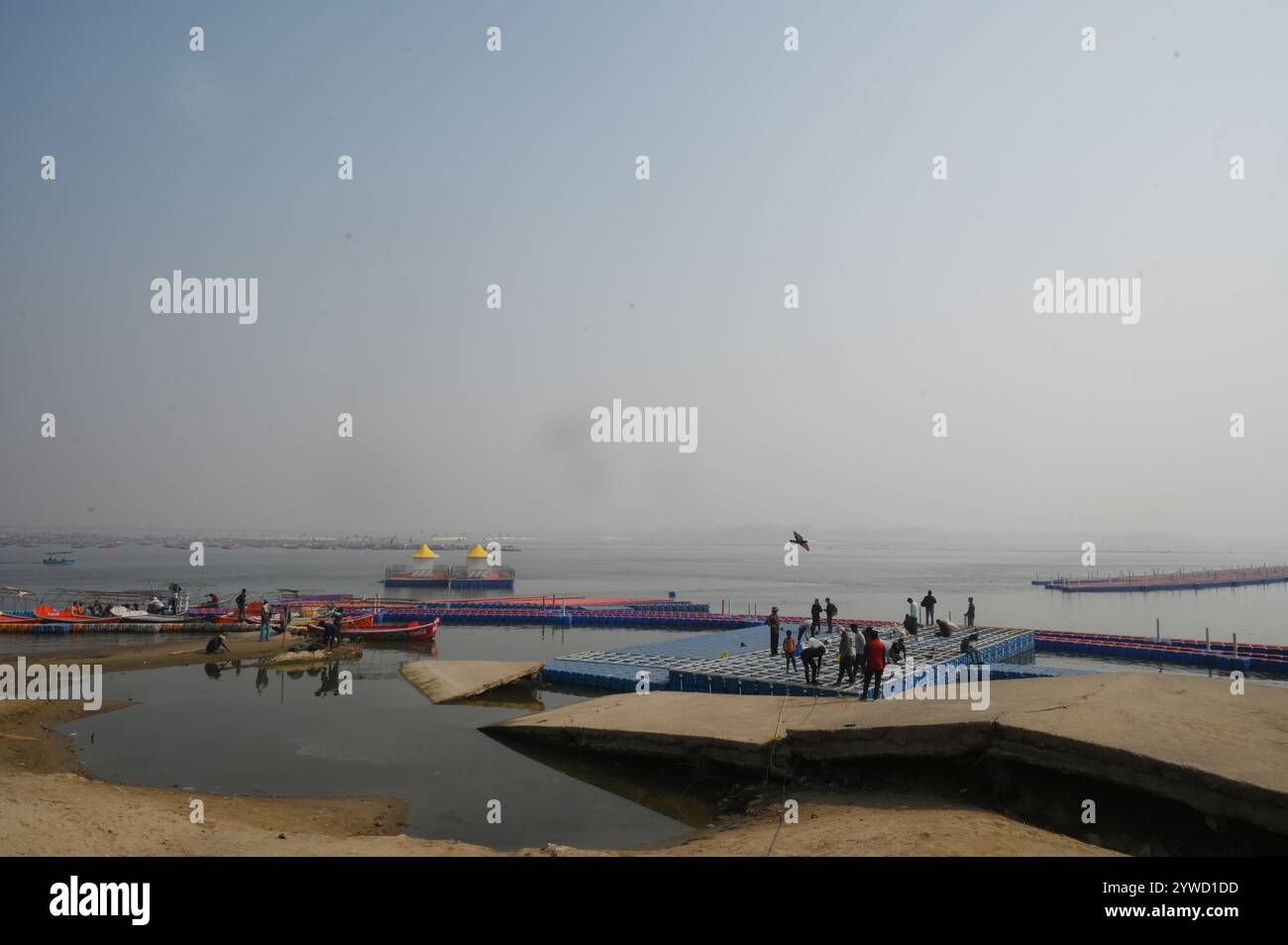 Prayagraj, India. 08th Dec, 2024. PRAYAGRAJ, INDIA - DECEMBER 10: Workers fixing a water ...