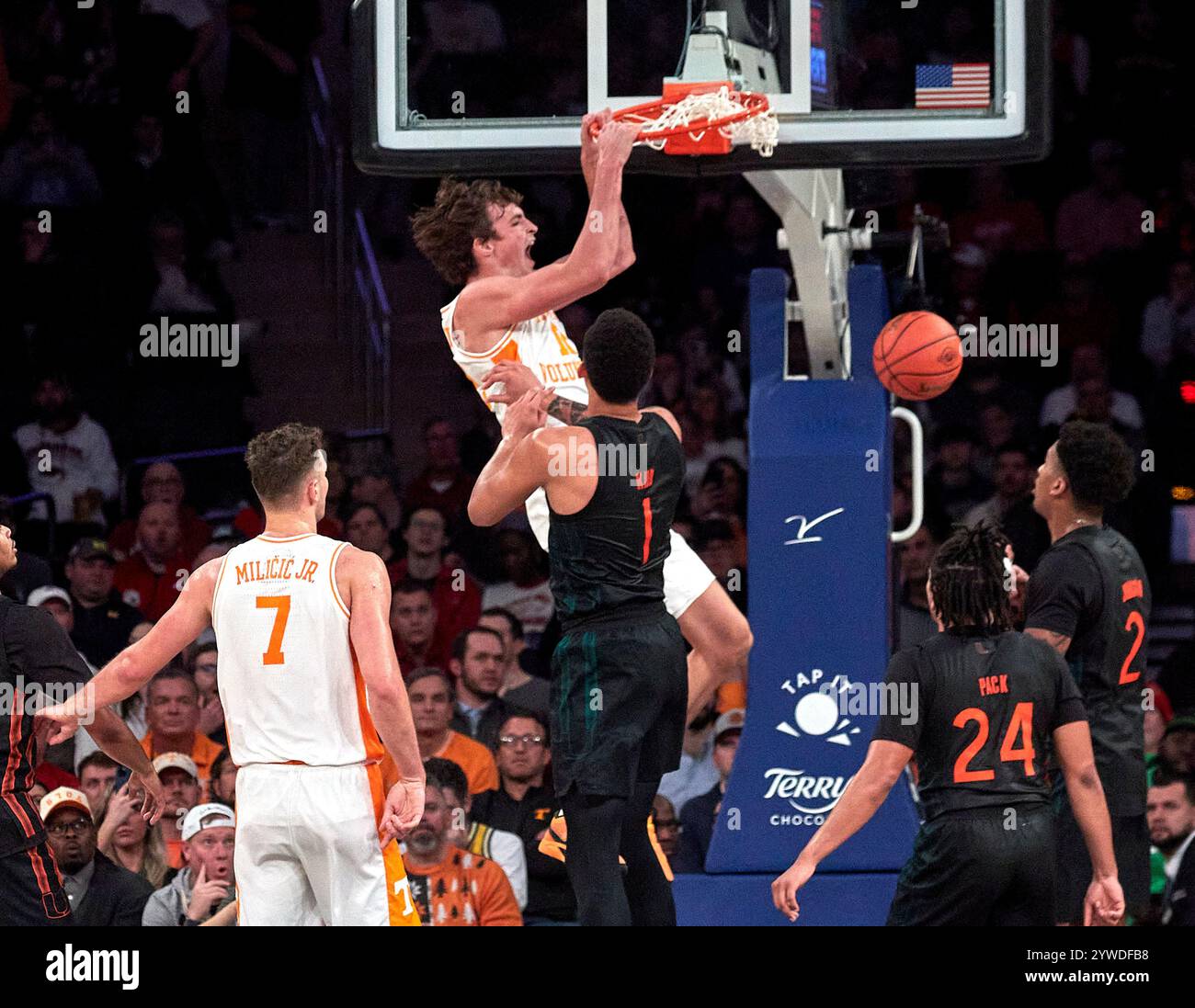Tennessee Volunteers forward Cade Phillips (12) dunks against Miami ...