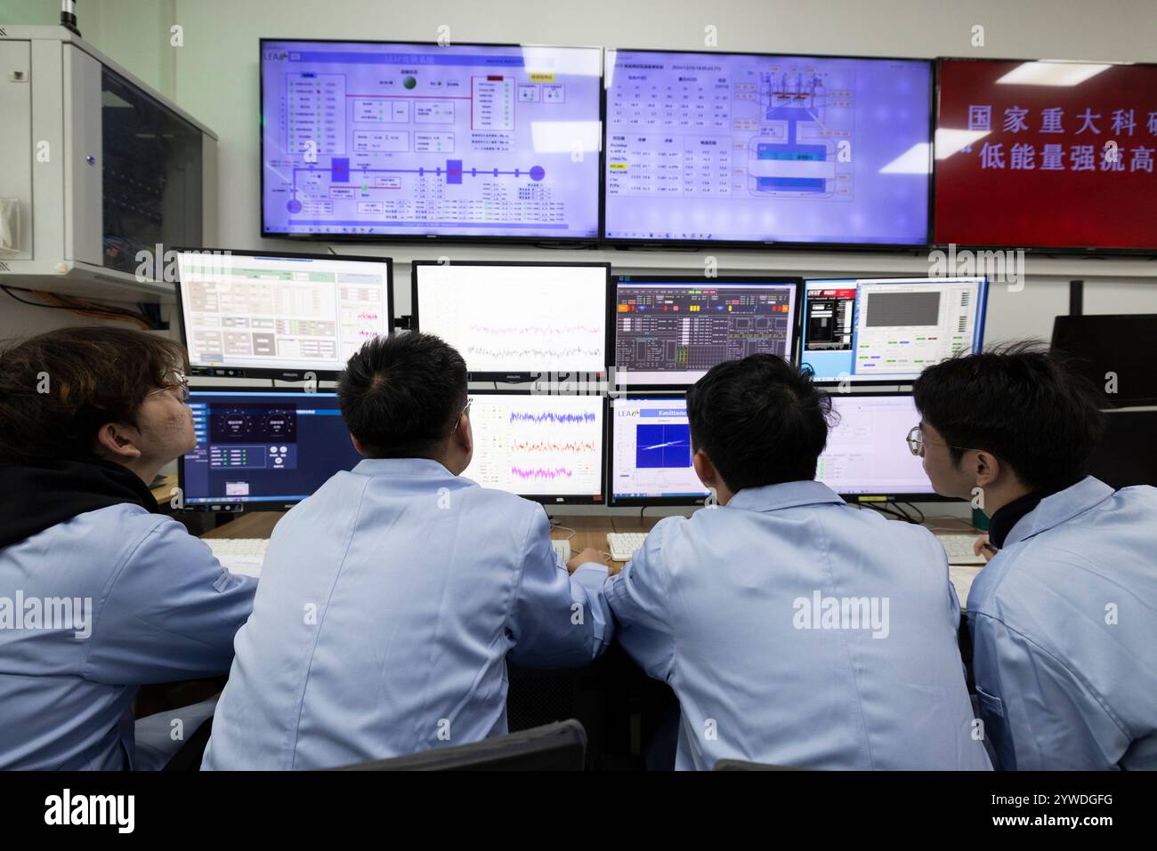 (241211) -- LANZHOU, Dec. 11, 2024 (Xinhua) -- Researchers observe experiment progress at the ...