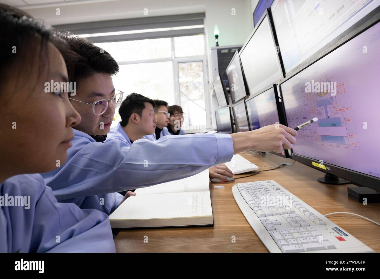 (241211) -- LANZHOU, Dec. 11, 2024 (Xinhua) -- Researchers analyze experimental data at the ...