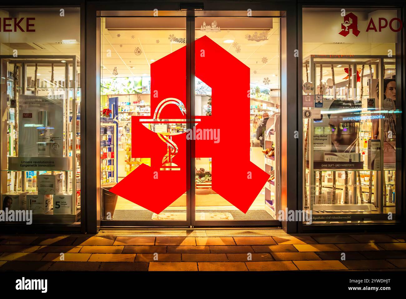 Rote kreuz logo hi-res stock photography and images - Alamy