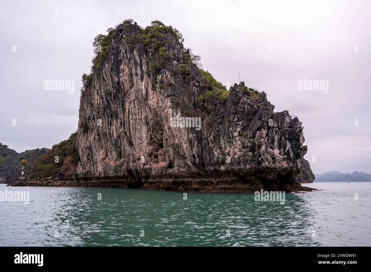 Vietnam, 2024-02-08, baie de Ha long, Halong bay, karst, ile karstique ...