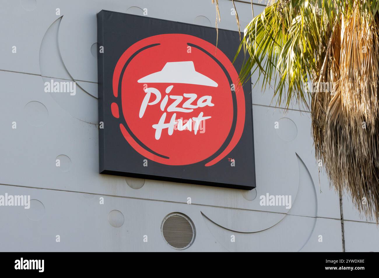 Pizza hut logo hi-res stock photography and images - Alamy