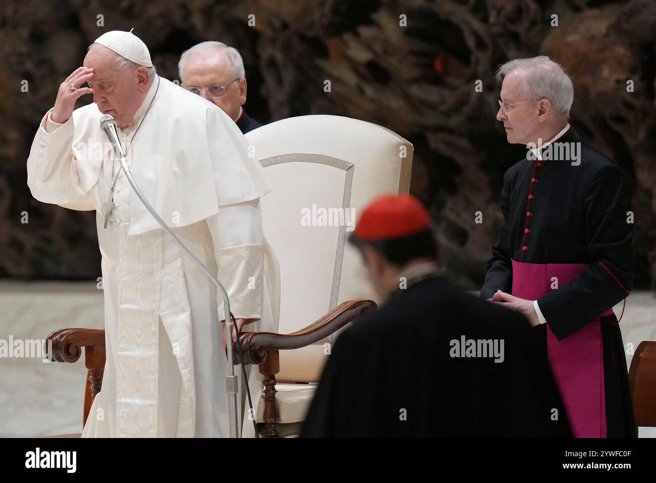 Pope Francis makes the cross sign during his weekly general audience in ...