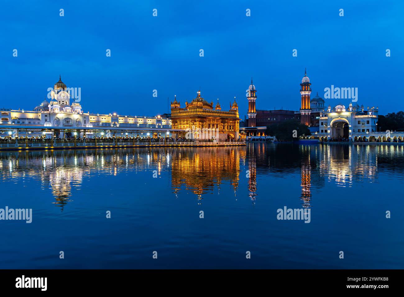 Night view golden temple amritsar hi-res stock photography and images ...
