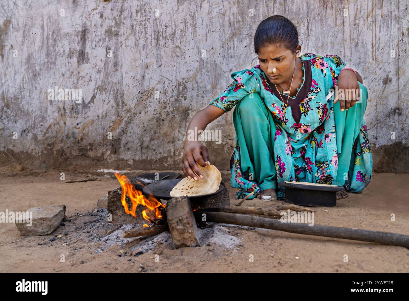 Ethnic woman cooking chapati on the firewood in Bhuj, India Stock Photo ...