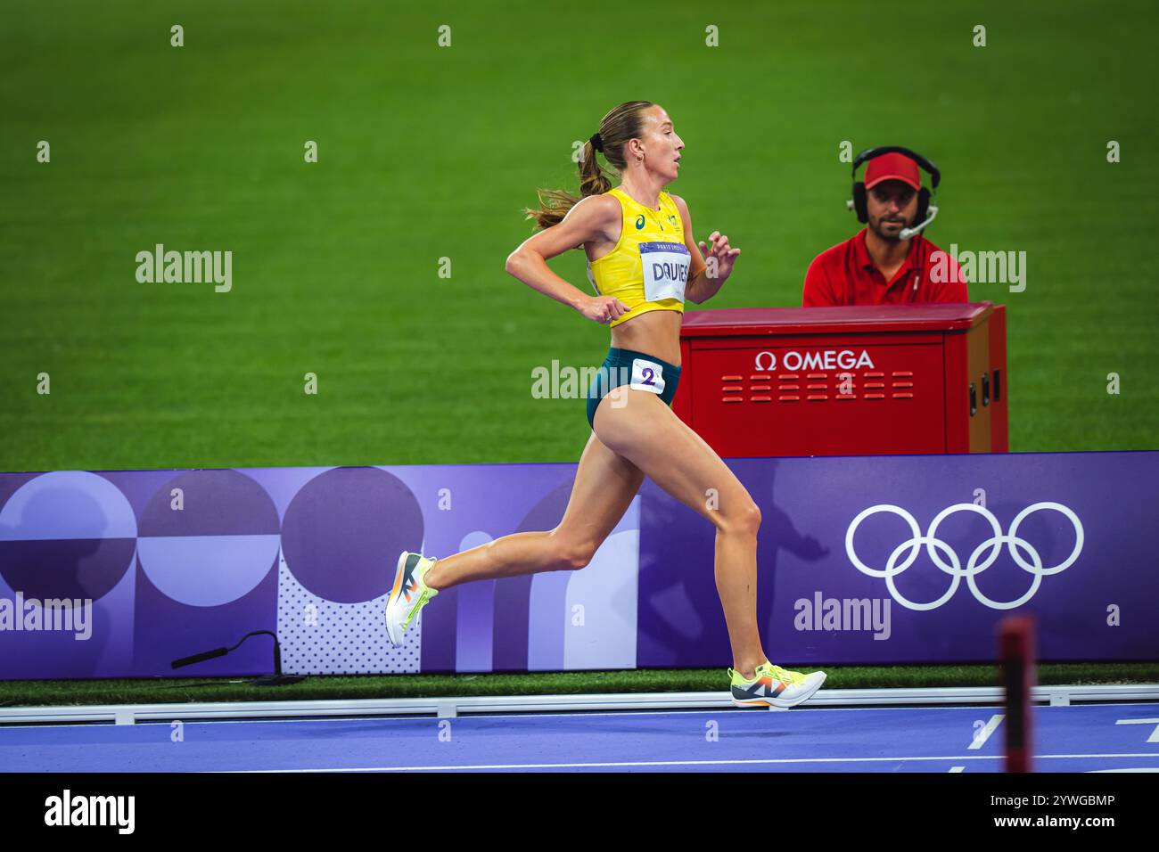 Rose Davies participating in the 5000 meters at the Paris 2024 Olympic ...