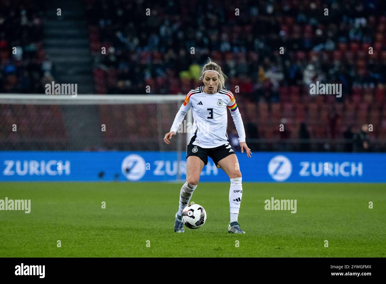 Kathrin Hendrich (Deutschland, #03) am Ball, SUI, Schweiz vs ...