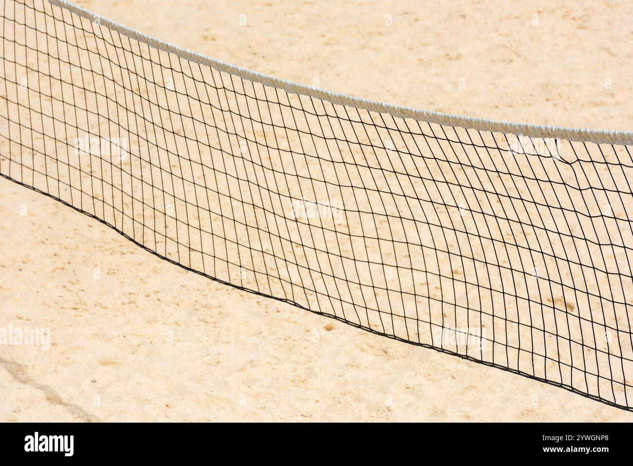 Volleyballnetz auf leerem Sandstrand Volleyballnetz auf leerem ...