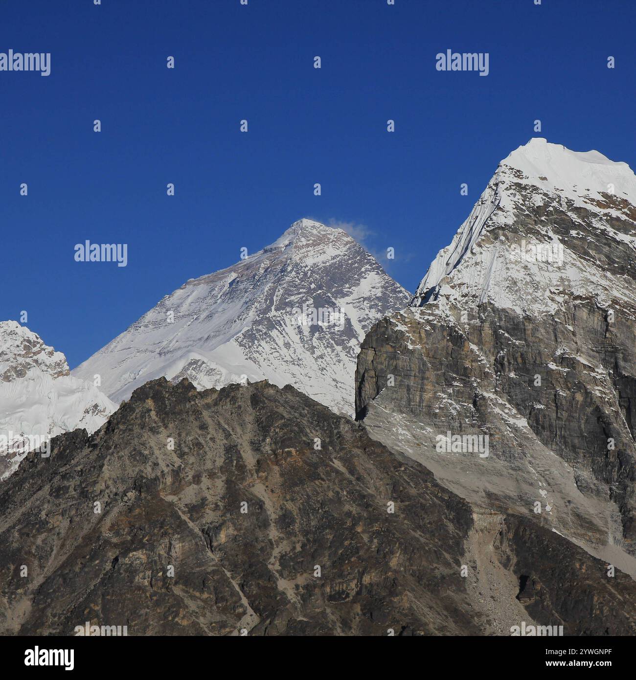 Azurblauer Himmel über dem Mount Everest im Herbst, Nepal Azurblauer ...