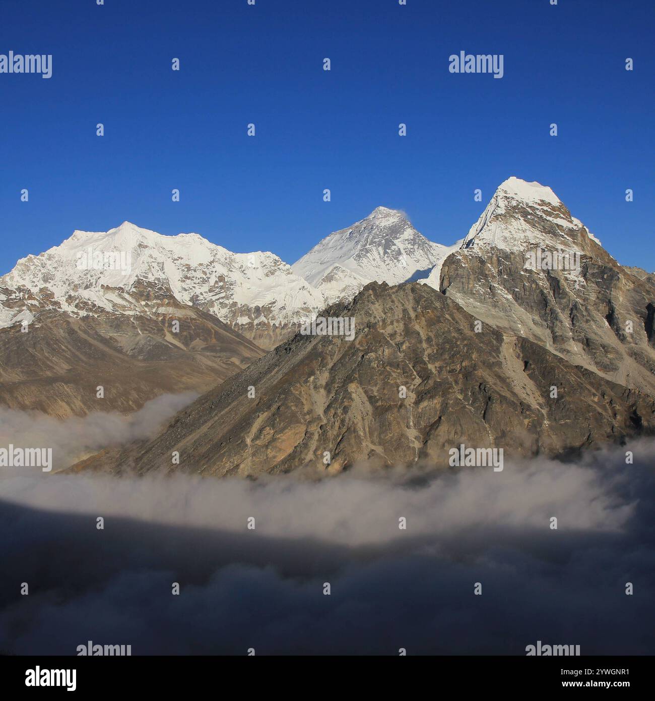 Mt. Everest und Nebelmeer, Nepal Mt. Everest und Nebelmeer, Nepal Mt ...