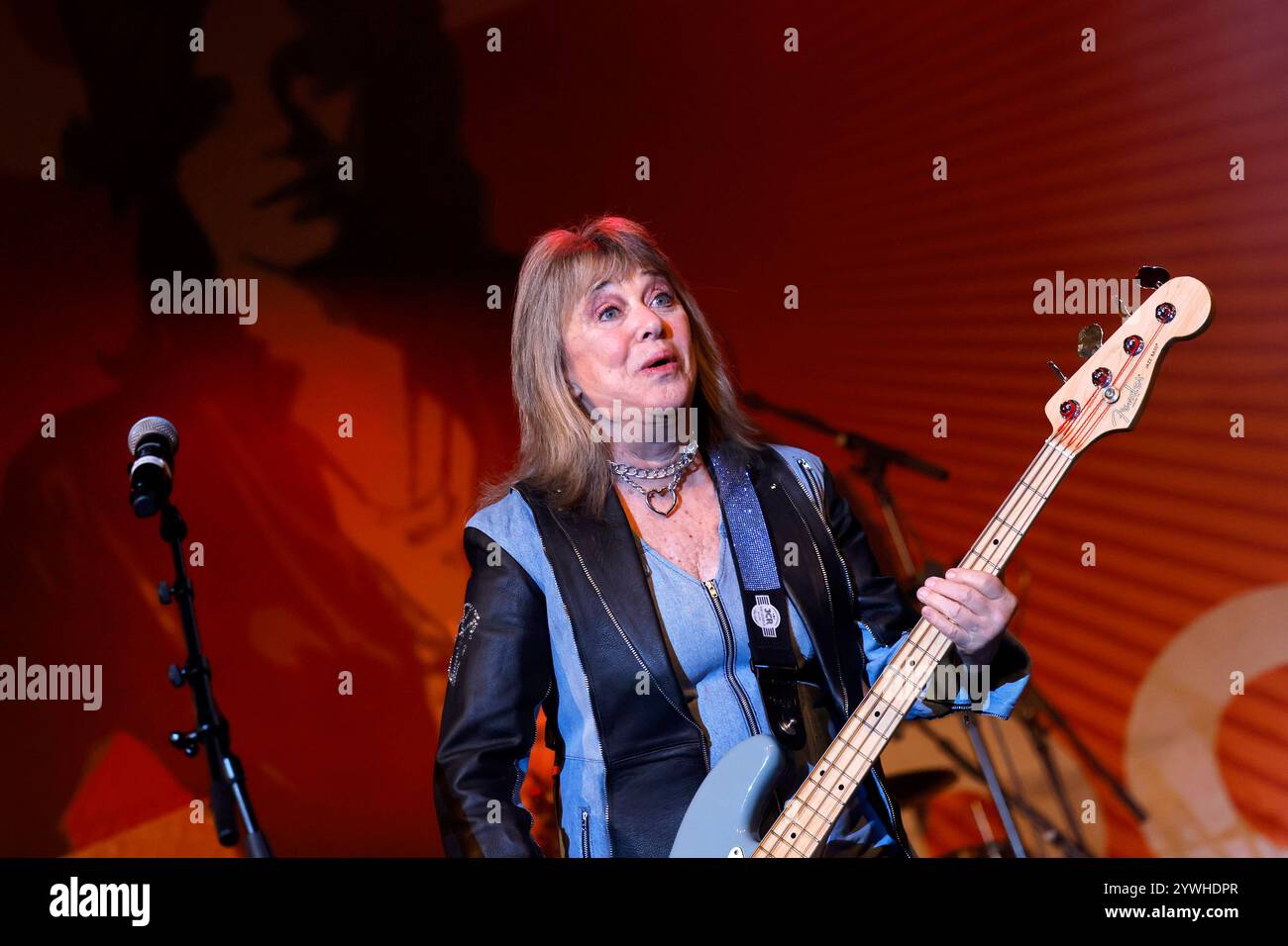 Sängerin Suzi Quatro bei ihrem Auftritt im Rahmen ihrer World Tour 2024 ...