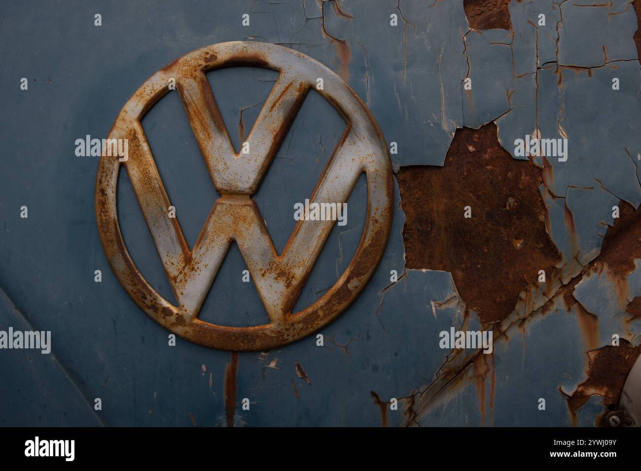 VW-Logo verrostet *** VW logo rusted Stock Photo - Alamy