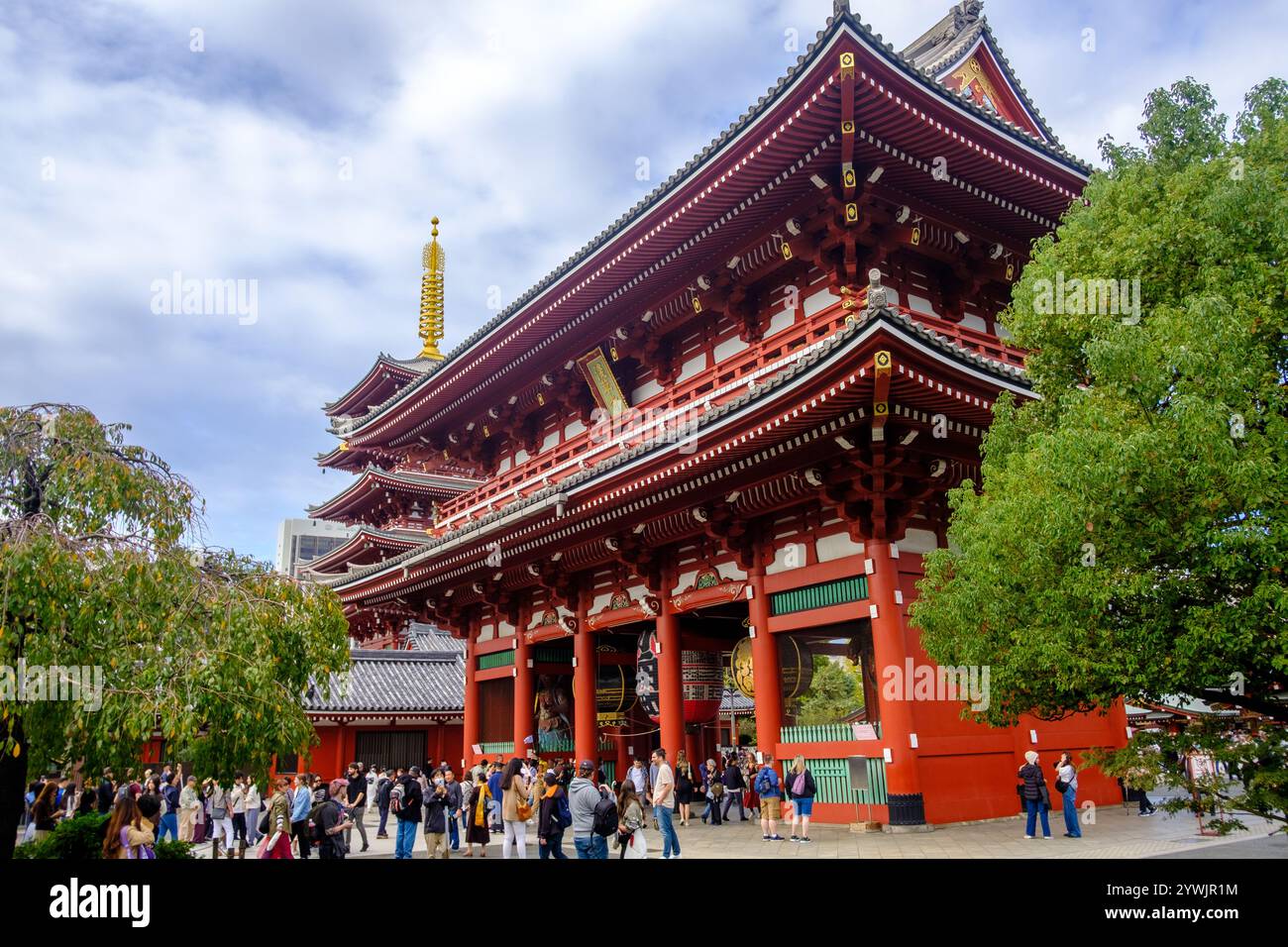 The Hozomon, inner gate to the Senso-Ji temple, Asakusa, Tokyo Stock ...